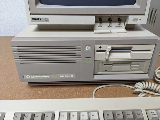 Closed - Commodore PC 20-III with original Commodore Monitor DM-14 and ...
