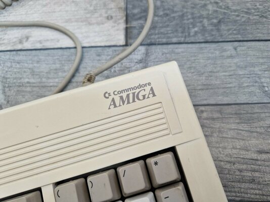 Closed - Amiga 4000 keyboard in box working and tested | AmiBay