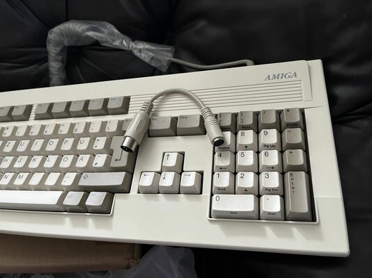 For Sale - Keyboard for Amiga 4000 (with adapter for other big Amigas ...