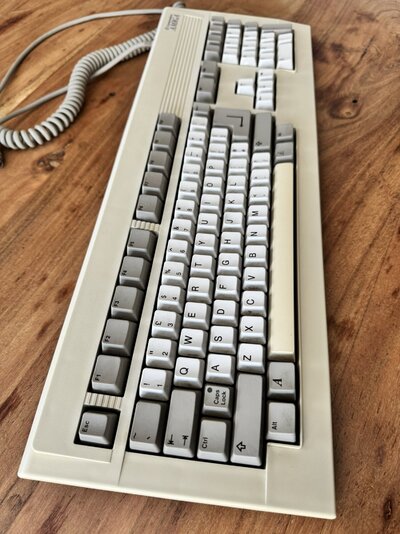 Closed - Amiga 4000 Keyboard UK Layout | AmiBay