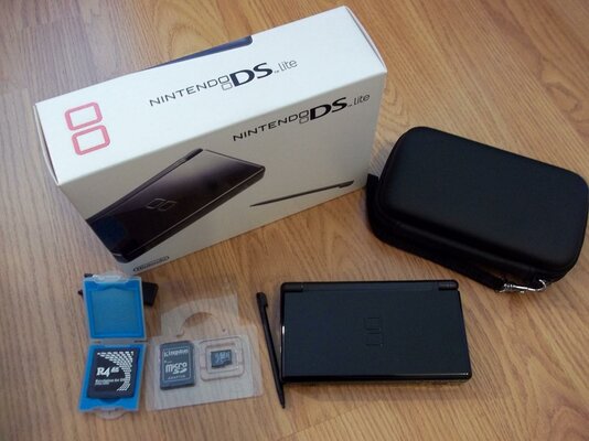 Sold - Nintendo DS Lite & R4 Card | AmiBay